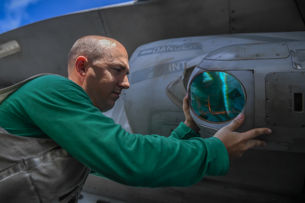 US Navy looks to replace or improve F/A-18E/F EO/IR targeting pods